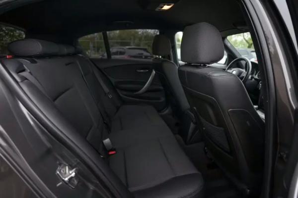 Brown BMW 118 2008 in Liepaja, with an engine capacity of 2.00 L and mileage of 220 thousand km for 5500 €, photo 10 on AUTOMOTO.COM.LV
