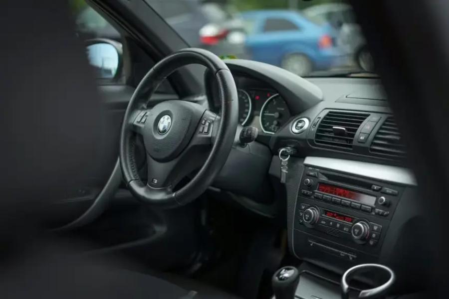 Brown BMW 118 2008 in Liepaja, with an engine capacity of 2.00 L and mileage of 220 thousand km for 5500 €, photo 13 on AUTOMOTO.COM.LV