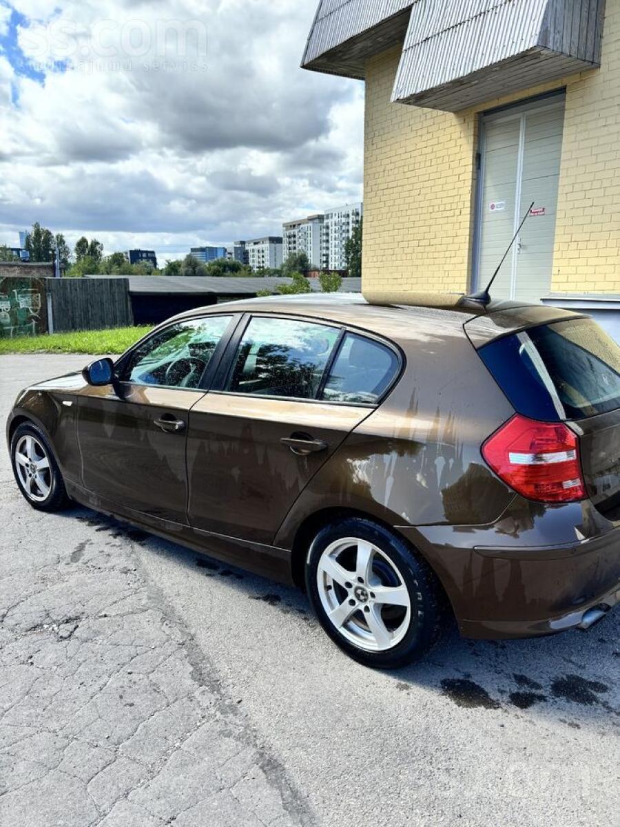Brown BMW 118 2009 in Riga, with an engine capacity of 2.00 L and mileage of 268 thousand km for 5450 €, photo 3 on AUTOMOTO.COM.LV