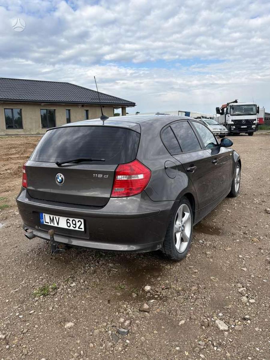 Brūns BMW 118 2009 Viļņa, ar dzinēja tilpumu 2.00 L un nobraukumu 426 tūkst. km par 3000 €, foto 5 vietnē AUTOMOTO.COM.LV
