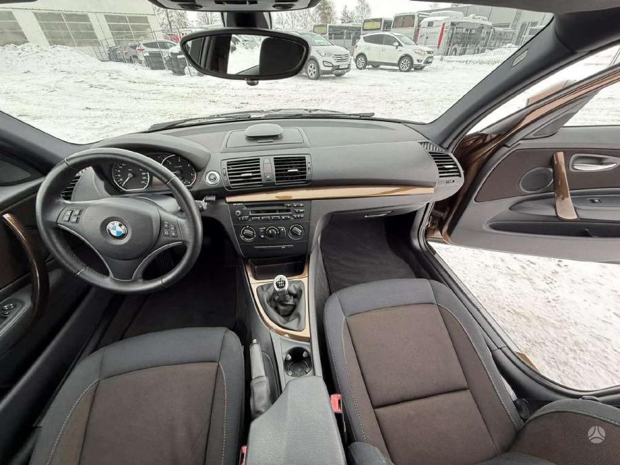 Brown BMW 118 2011 in Marijampole, with an engine capacity of 2.00 L and mileage of 216 thousand km for 3900 €, photo 10 on AUTOMOTO.COM.LV