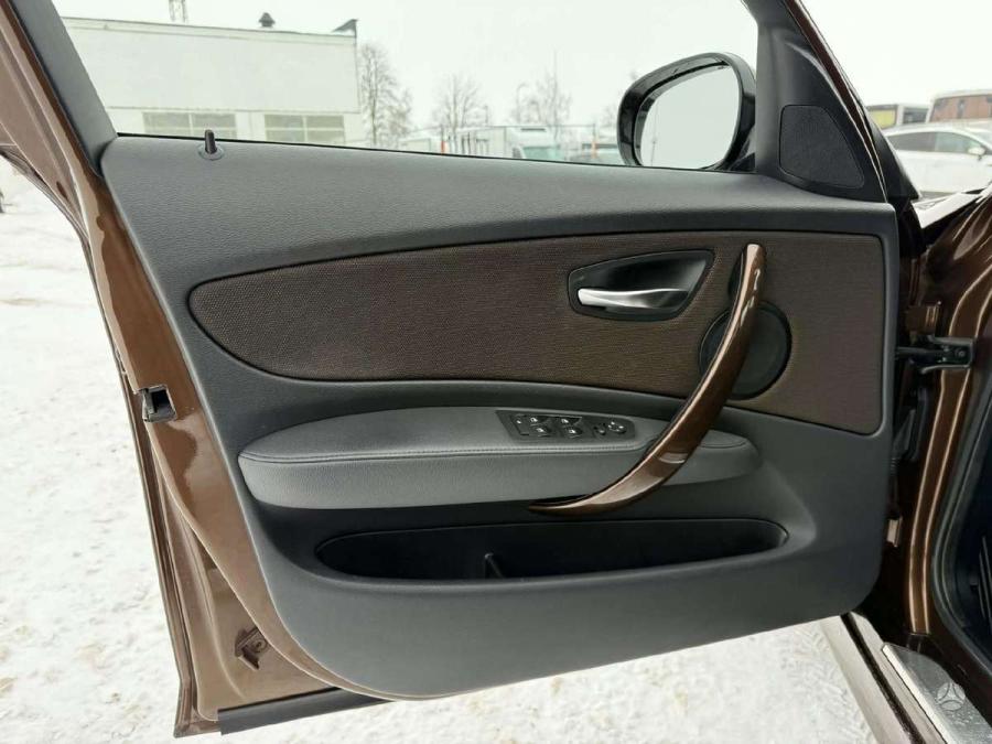 Brown BMW 118 2011 in Marijampole, with an engine capacity of 2.00 L and mileage of 216 thousand km for 3900 €, photo 16 on AUTOMOTO.COM.LV