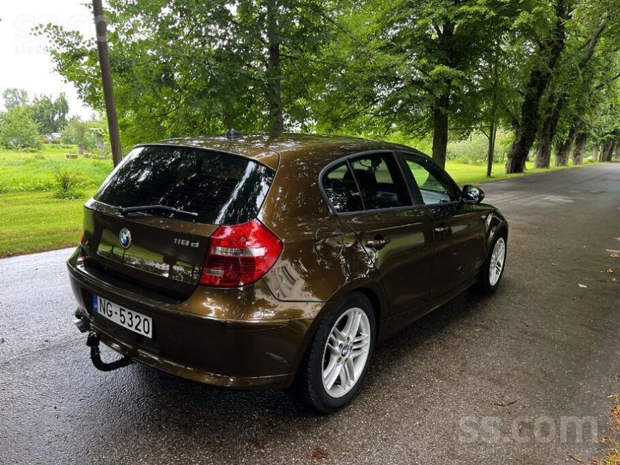 Brown BMW 118 2011 in Riga, with an engine capacity of 2.00 L and mileage of 317 thousand km for 5199 €, photo 6 on AUTOMOTO.COM.LV