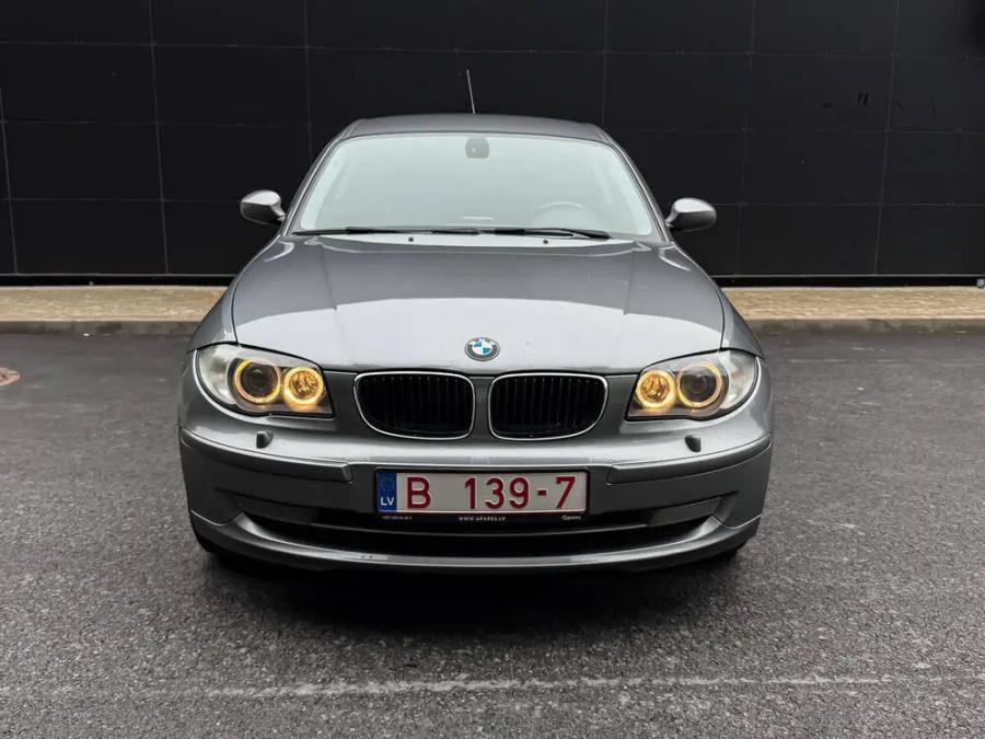 Grey BMW 118 2009 in Jelgava, with an engine capacity of 2.00 L and mileage of 285 thousand km for 2995 €, photo 3 on AUTOMOTO.COM.LV