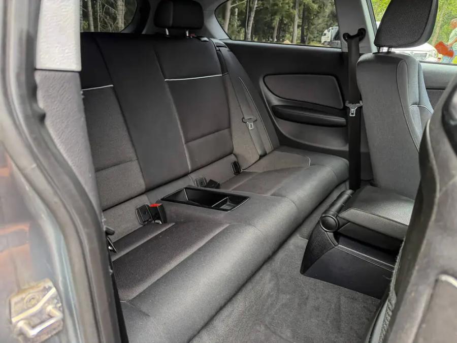 Grey BMW 118 2009 in Jelgava, with an engine capacity of 2.00 L and mileage of 285 thousand km for 2995 €, photo 8 on AUTOMOTO.COM.LV