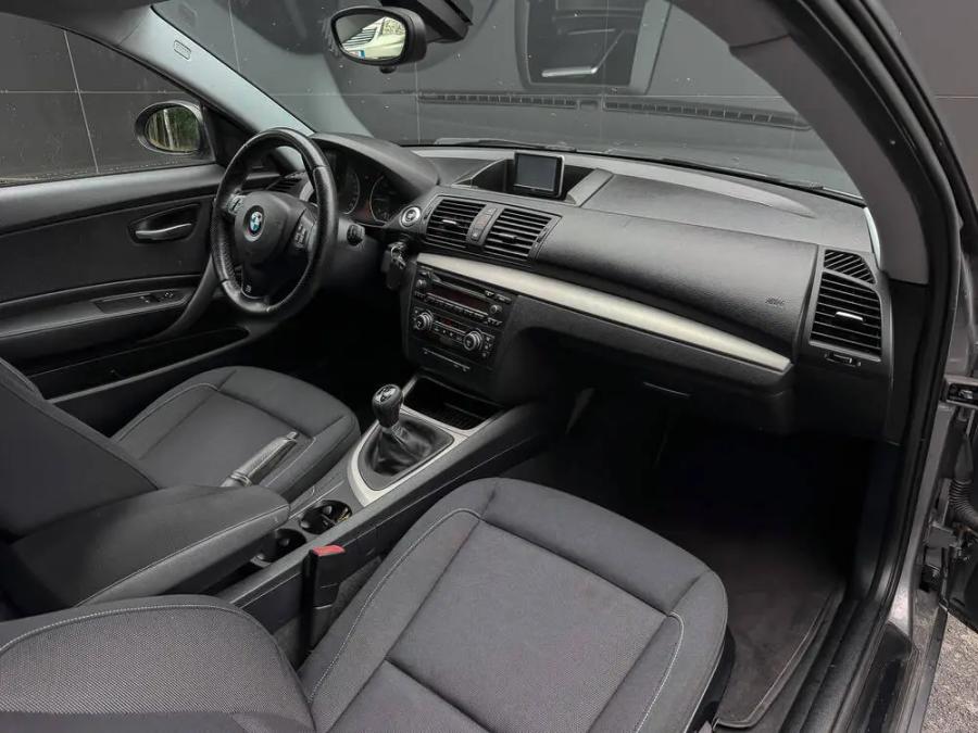 Grey BMW 118 2009 in Jelgava, with an engine capacity of 2.00 L and mileage of 285 thousand km for 2995 €, photo 9 on AUTOMOTO.COM.LV