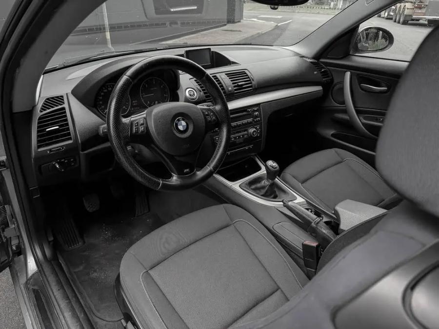Grey BMW 118 2009 in Jelgava, with an engine capacity of 2.00 L and mileage of 285 thousand km for 2995 €, photo 11 on AUTOMOTO.COM.LV