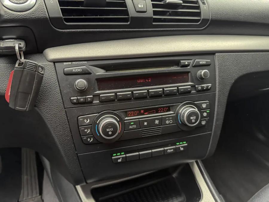 Grey BMW 118 2009 in Jelgava, with an engine capacity of 2.00 L and mileage of 285 thousand km for 2995 €, photo 12 on AUTOMOTO.COM.LV
