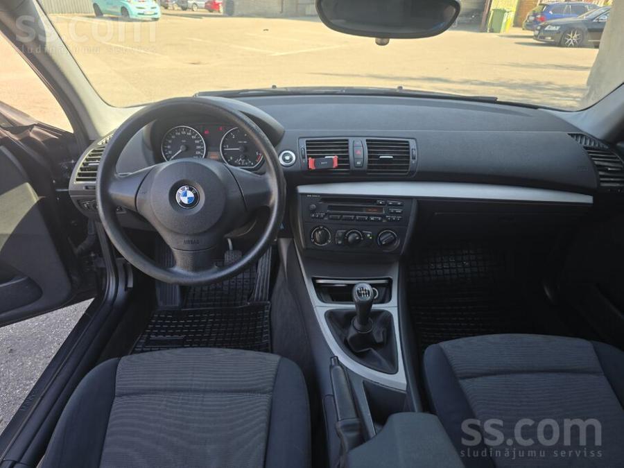 Grey BMW 118 2005 in Jelgava, with an engine capacity of 2.00 L and mileage of 299 thousand km for 2500 €, photo 8 on AUTOMOTO.COM.LV