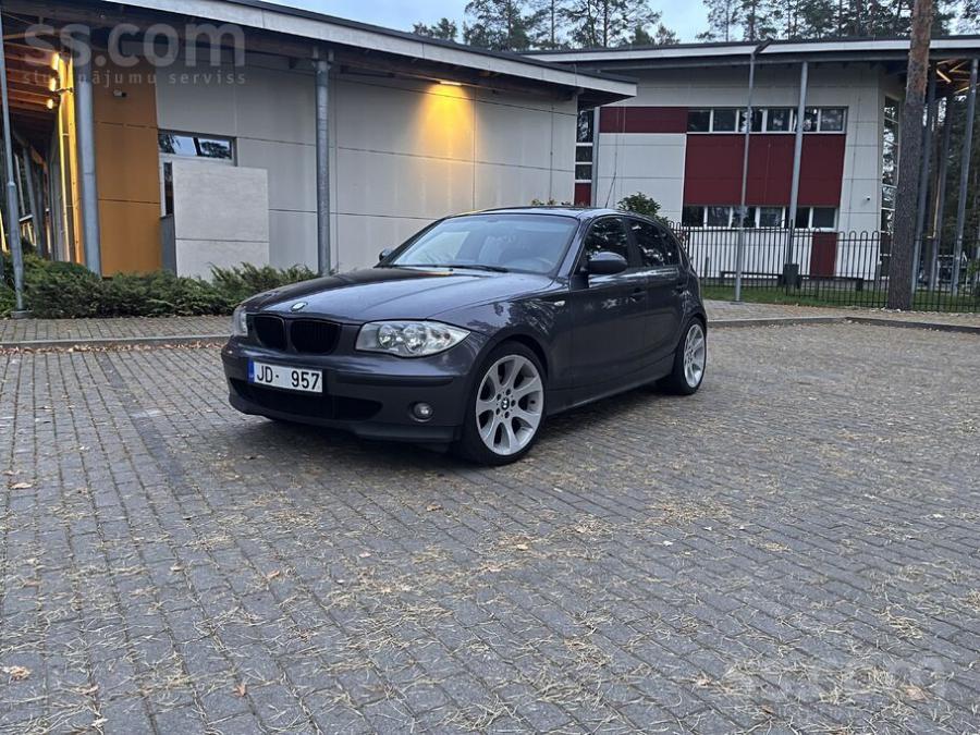 Grey BMW 118 2005 in Ogre, with an engine capacity of 2.00 L and mileage of 330 thousand km for 2990 €, photo 1 on AUTOMOTO.COM.LV