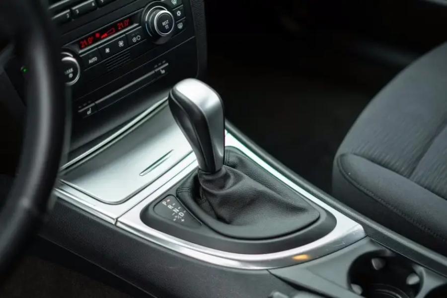 Pelēks BMW 118 2007 Liepāja, ar dzinēja tilpumu 2.00 L un nobraukumu 171 tūkst. km par 5850 €, foto 15 vietnē AUTOMOTO.COM.LV