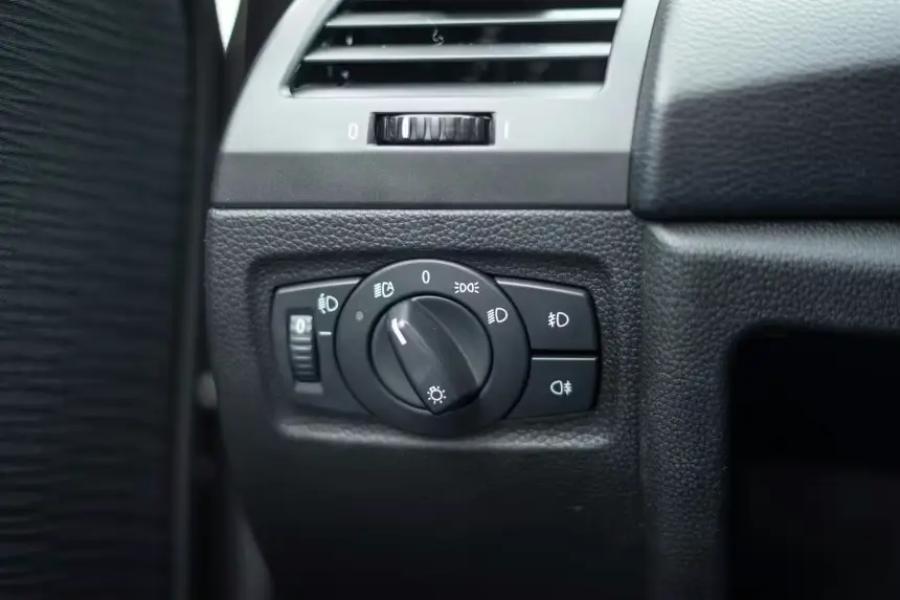 Pelēks BMW 118 2007 Liepāja, ar dzinēja tilpumu 2.00 L un nobraukumu 171 tūkst. km par 5850 €, foto 21 vietnē AUTOMOTO.COM.LV