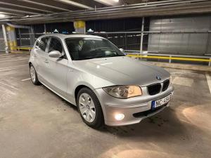Pelēks BMW 118 2007 Jelgava, ar dzinēja tilpumu 2.00 L un nobraukumu 209 tūkst. km par 3200 €, foto  vietnē AUTOMOTO.COM.LV