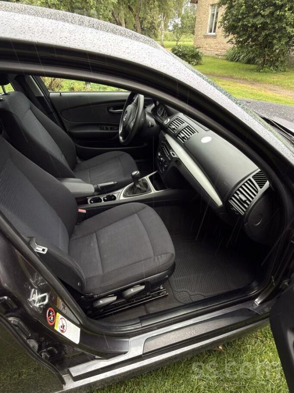 Grey BMW 118 2008 in Jelgava, with an engine capacity of 2.00 L and mileage of 300 thousand km for 3500 €, photo 2 on AUTOMOTO.COM.LV