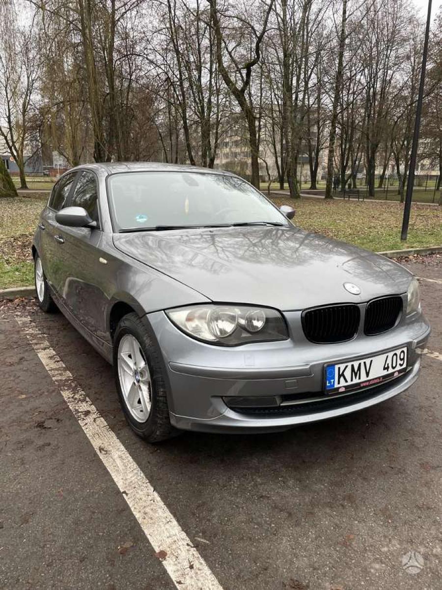 Grey BMW 118 2009 in Alytus, with an engine capacity of 2.00 L and mileage of 220 thousand km for 1800 €, photo 1 on AUTOMOTO.COM.LV