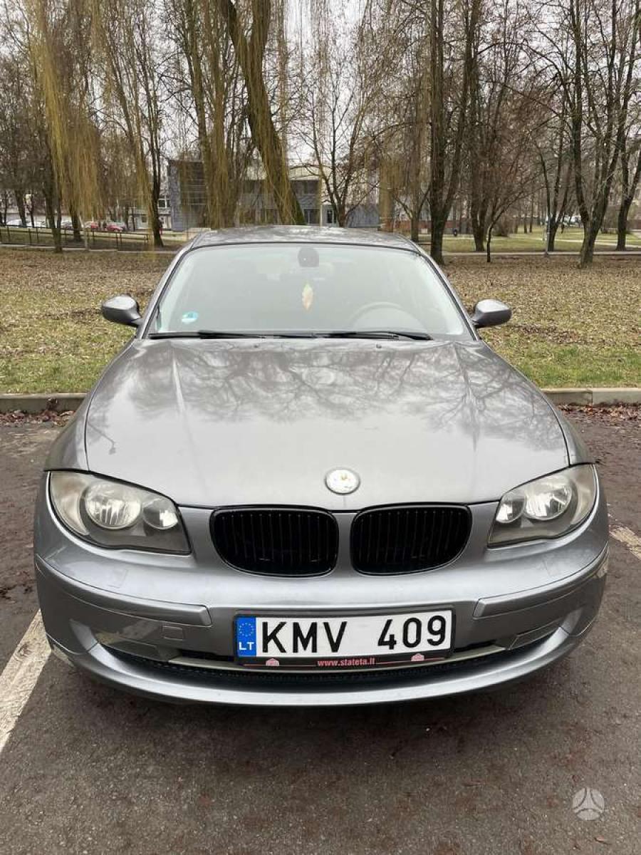 Grey BMW 118 2009 in Alytus, with an engine capacity of 2.00 L and mileage of 220 thousand km for 1800 €, photo 2 on AUTOMOTO.COM.LV