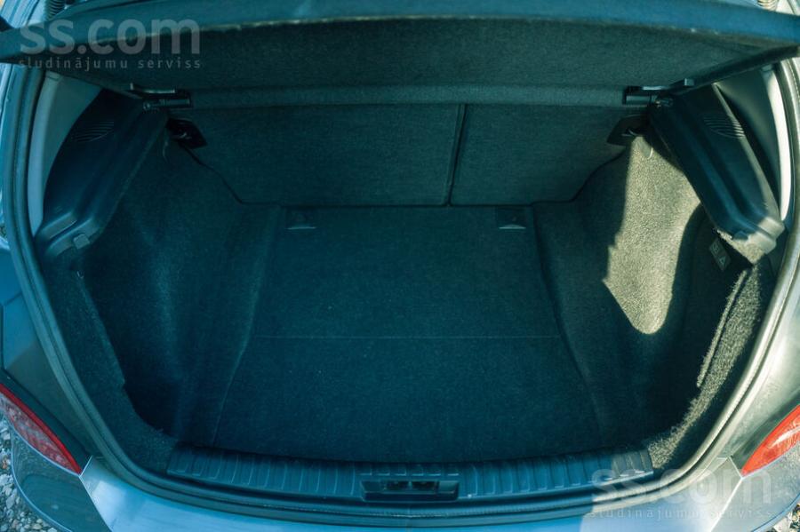 Grey BMW 118 2009 in Liepaja, with an engine capacity of 2.00 L and mileage of 293 thousand km for 3300 €, photo 12 on AUTOMOTO.COM.LV