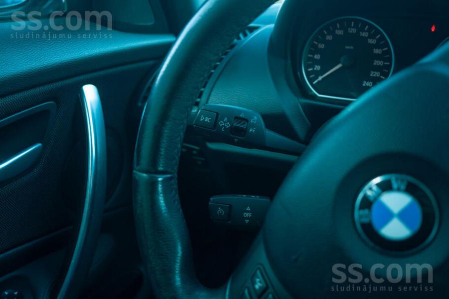 Grey BMW 118 2009 in Liepaja, with an engine capacity of 2.00 L and mileage of 293 thousand km for 3300 €, photo 20 on AUTOMOTO.COM.LV