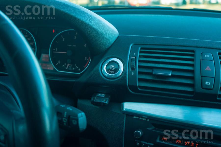 Grey BMW 118 2009 in Liepaja, with an engine capacity of 2.00 L and mileage of 293 thousand km for 3300 €, photo 23 on AUTOMOTO.COM.LV