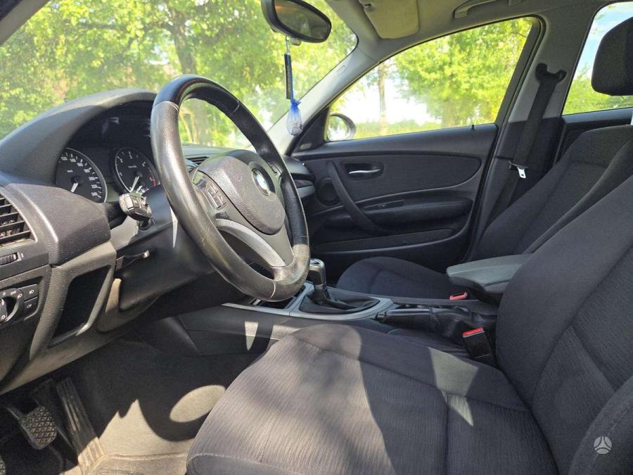 Pelēks BMW 118 2009 Alīta, ar dzinēja tilpumu 1.80 L un nobraukumu 280 tūkst. km par 2499 €, foto 10 vietnē AUTOMOTO.COM.LV