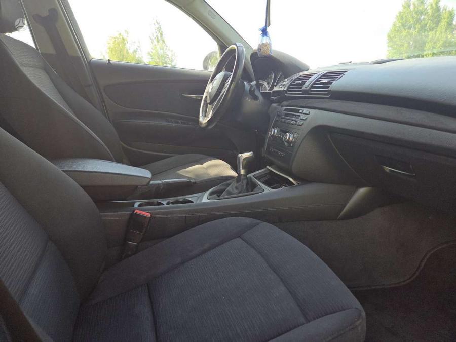 Pelēks BMW 118 2009 Alīta, ar dzinēja tilpumu 1.80 L un nobraukumu 280 tūkst. km par 2499 €, foto 11 vietnē AUTOMOTO.COM.LV