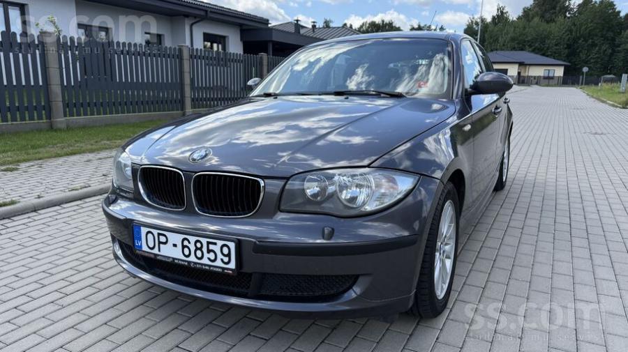 Grey BMW 118 2009 in Riga, with an engine capacity of 2.00 L and mileage of 271 thousand km for 2850 €, photo 1 on AUTOMOTO.COM.LV