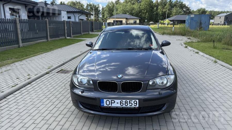 Grey BMW 118 2009 in Riga, with an engine capacity of 2.00 L and mileage of 271 thousand km for 2850 €, photo 7 on AUTOMOTO.COM.LV