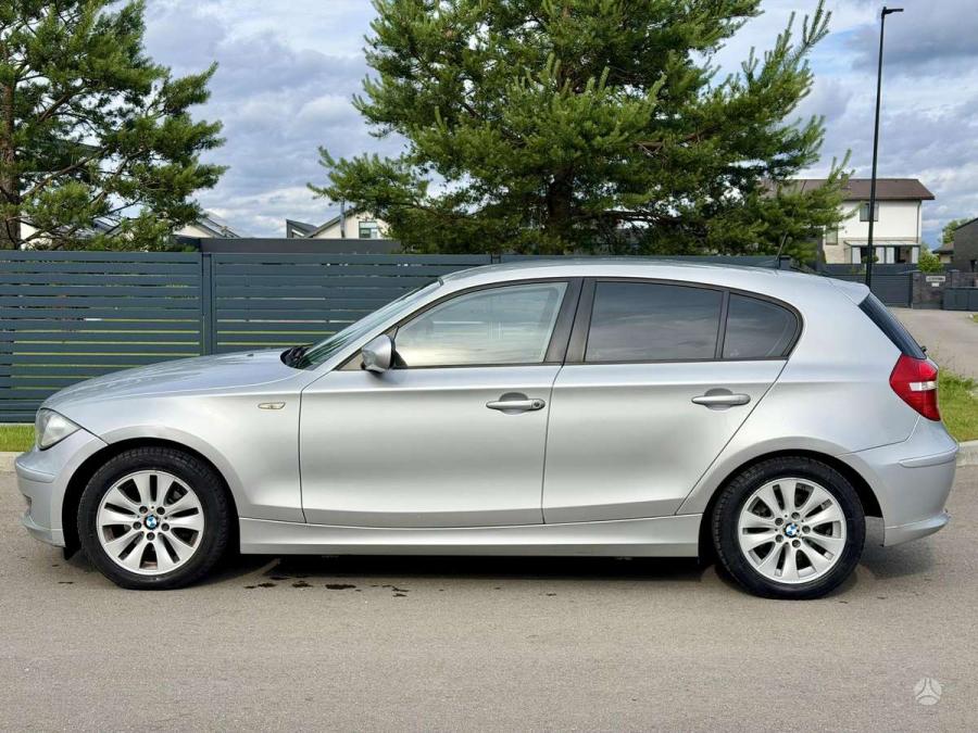 Pelēks BMW 118 2010 Viļņa, ar dzinēja tilpumu 2.00 L un nobraukumu 202 tūkst. km par 3250 €, foto 3 vietnē AUTOMOTO.COM.LV