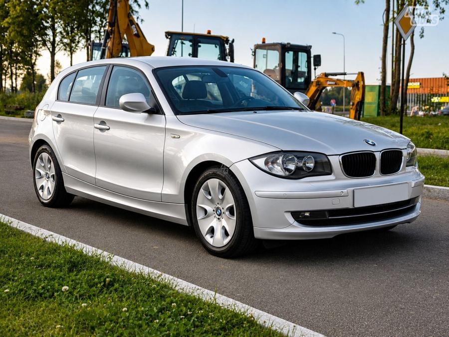 Grey BMW 118 2010 in Vilnius, with an engine capacity of 2.00 L and mileage of 225 thousand km for 3950 €, photo 3 on AUTOMOTO.COM.LV