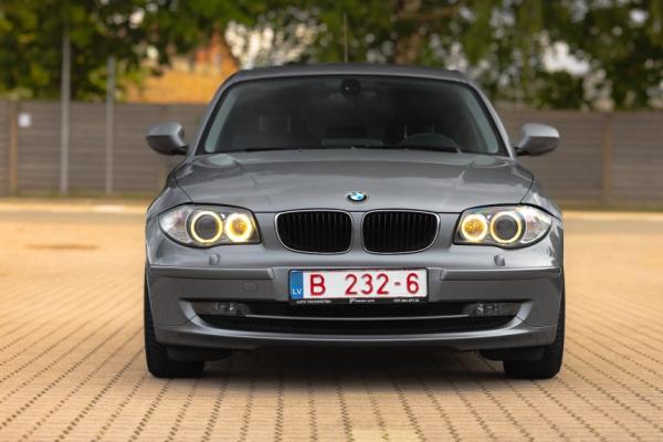 Grey BMW 118 2011 in Riga, with an engine capacity of 2.00 L and mileage of 214 thousand km for 5890 €, photo 1 on AUTOMOTO.COM.LV