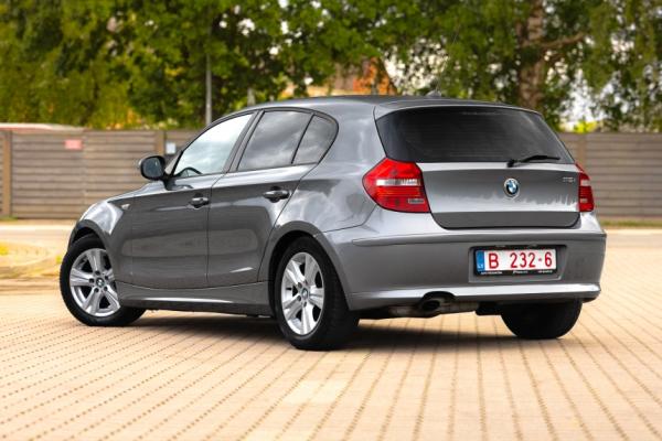 Grey BMW 118 2011 in Riga, with an engine capacity of 2.00 L and mileage of 214 thousand km for 5890 €, photo 2 on AUTOMOTO.COM.LV