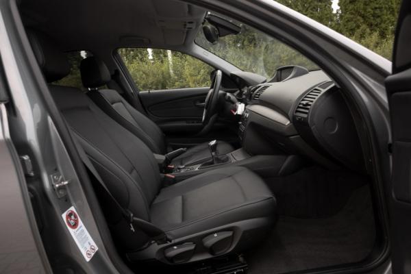 Grey BMW 118 2011 in Riga, with an engine capacity of 2.00 L and mileage of 214 thousand km for 5890 €, photo 4 on AUTOMOTO.COM.LV