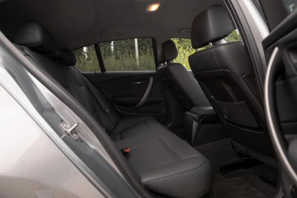 Grey BMW 118 2011 in Riga, with an engine capacity of 2.00 L and mileage of 214 thousand km for 5890 €, photo 6 on AUTOMOTO.COM.LV