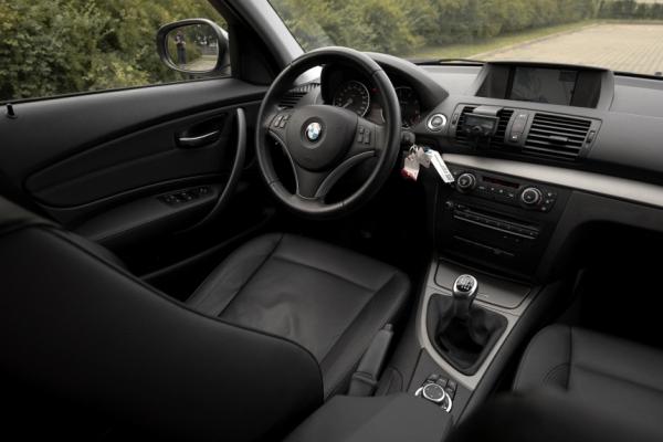 Grey BMW 118 2011 in Riga, with an engine capacity of 2.00 L and mileage of 214 thousand km for 5890 €, photo 7 on AUTOMOTO.COM.LV