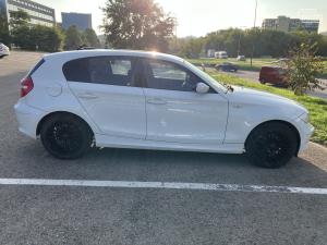 BMW 118 2009 in Vilnius, with an engine capacity of 2.00 L and mileage of 318 thousand km for 3000 €, photo 9 on AUTOMOTO.COM.LV