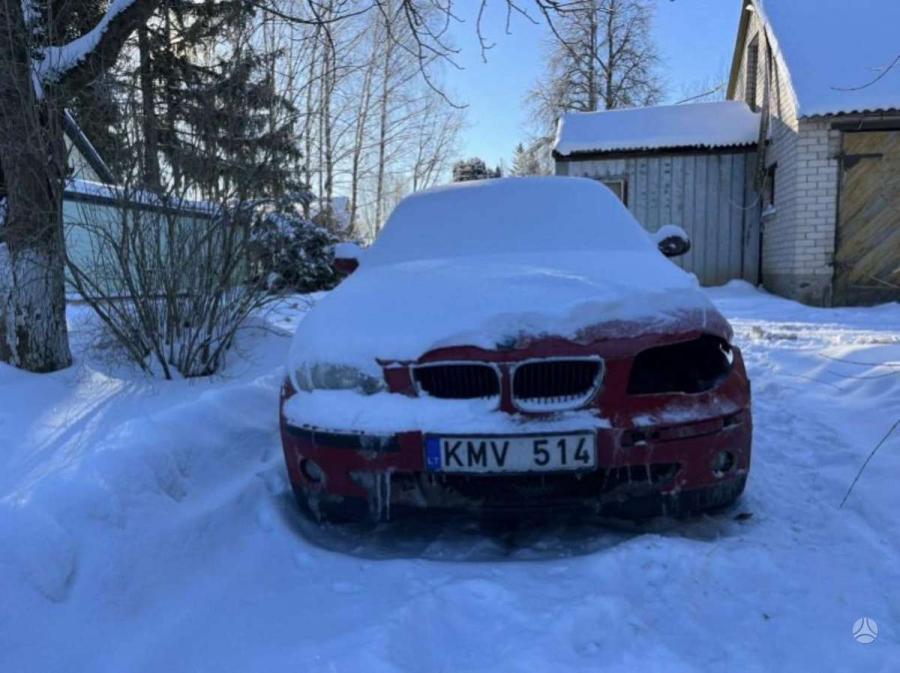 Red BMW 118 2006 in Vilnius, with an engine capacity of 2.00 L and mileage of 300 thousand km for 999 €, photo 1 on AUTOMOTO.COM.LV