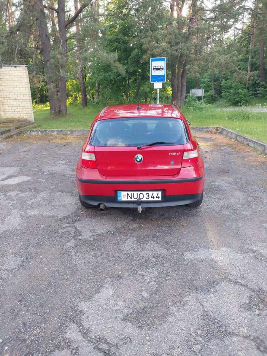 Red BMW 118 2006 in Druskininkai, with an engine capacity of 2.00 L and mileage of 337 thousand km for 1799 €, photo 4 on AUTOMOTO.COM.LV