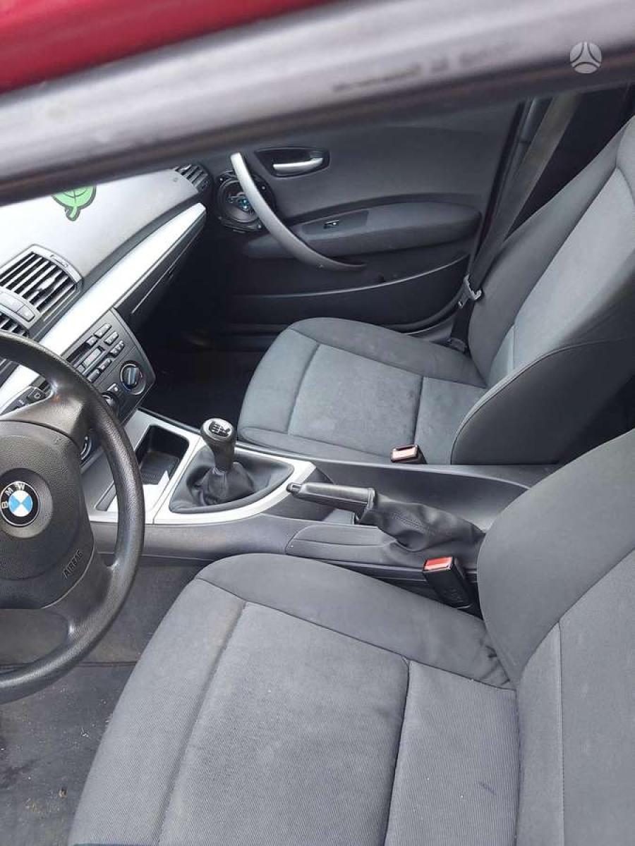 Red BMW 118 2006 in Druskininkai, with an engine capacity of 2.00 L and mileage of 337 thousand km for 1799 €, photo 9 on AUTOMOTO.COM.LV