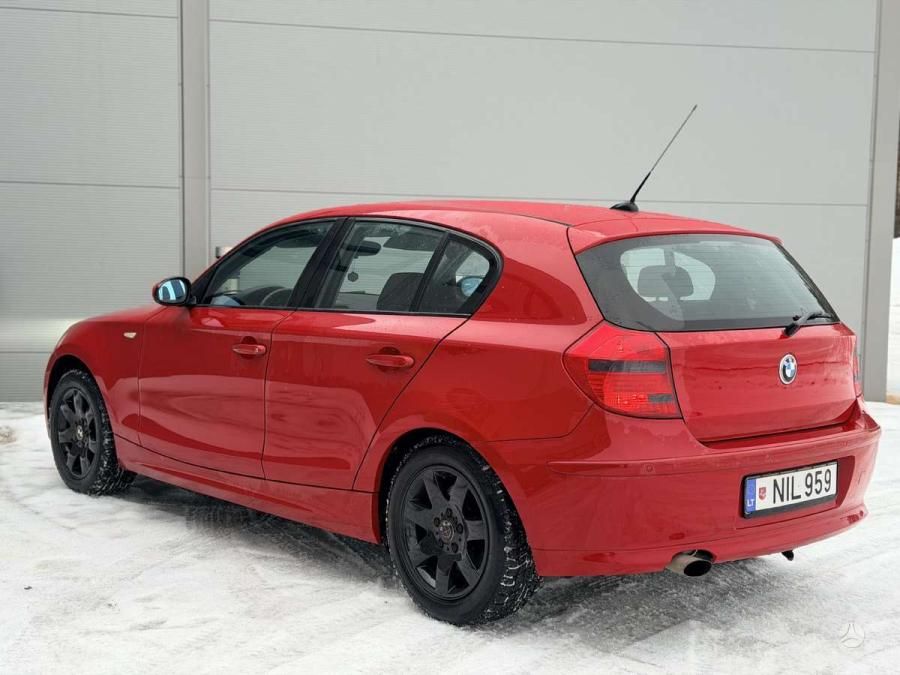 Red BMW 118 2007 in Vilnius, with an engine capacity of 2.00 L and mileage of 356 thousand km for 2400 €, photo 4 on AUTOMOTO.COM.LV