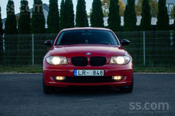 Red BMW 118 2007 in Jelgava, with an engine capacity of 2.00 L and mileage of 305 thousand km for 2990 €, photo 3 on AUTOMOTO.COM.LV