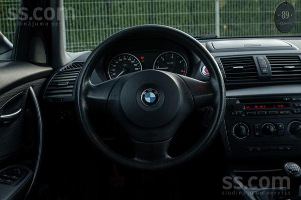 Red BMW 118 2007 in Jelgava, with an engine capacity of 2.00 L and mileage of 305 thousand km for 2990 €, photo 11 on AUTOMOTO.COM.LV