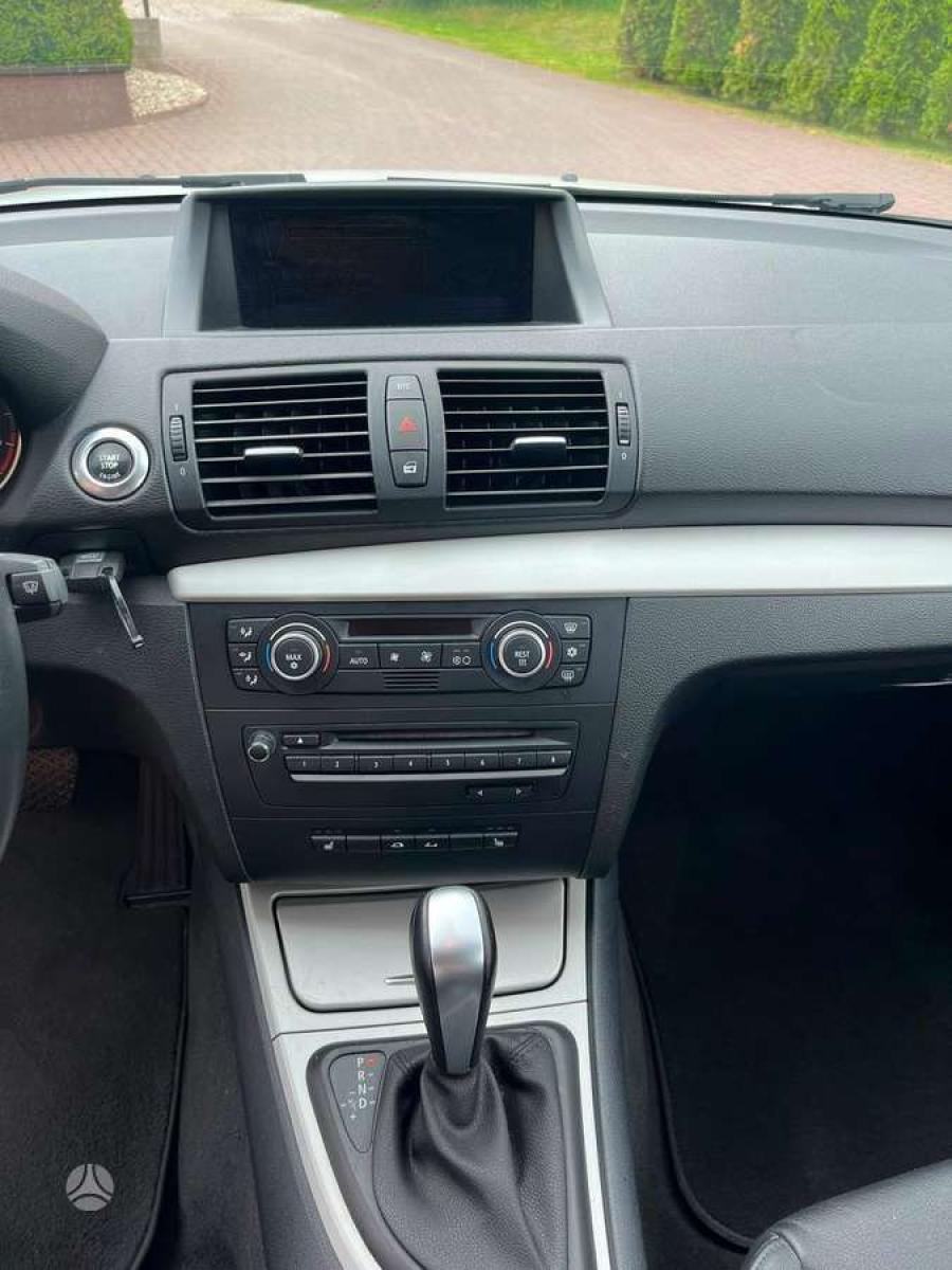 White BMW 118 2009 in Utena, with an engine capacity of 2.00 L and mileage of 270 thousand km for 4990 €, photo 13 on AUTOMOTO.COM.LV