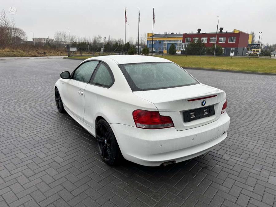 Balts BMW 118 2010 Telšiai, ar dzinēja tilpumu 2.00 L un nobraukumu 222 tūkst. km par 3800 €, foto 5 vietnē AUTOMOTO.COM.LV