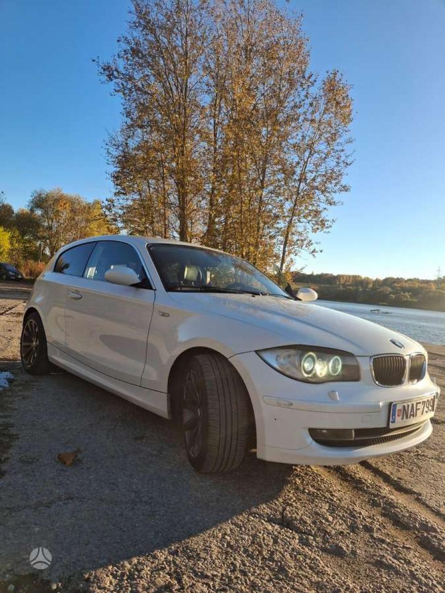 White BMW 118 2007 in Kaunas, with an engine capacity of 2.00 L and mileage of 239 thousand km for 3000 €, photo 4 on AUTOMOTO.COM.LV