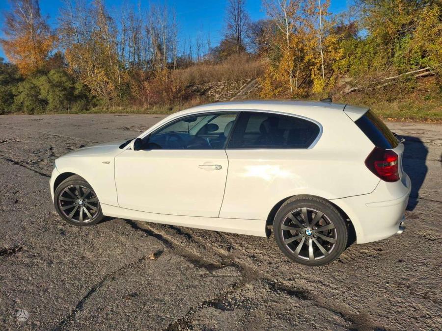 White BMW 118 2007 in Kaunas, with an engine capacity of 2.00 L and mileage of 239 thousand km for 3000 €, photo 6 on AUTOMOTO.COM.LV