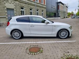White BMW 118 2007 in Liepaja, with an engine capacity of 3.00 L and mileage of 371 thousand km for 6500 €, photo 4 on AUTOMOTO.COM.LV