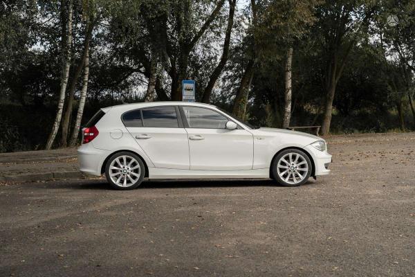 White BMW 118 2008 in Kedainiai, with an engine capacity of 2.00 L and mileage of 219 thousand km for 4600 €, photo 3 on AUTOMOTO.COM.LV