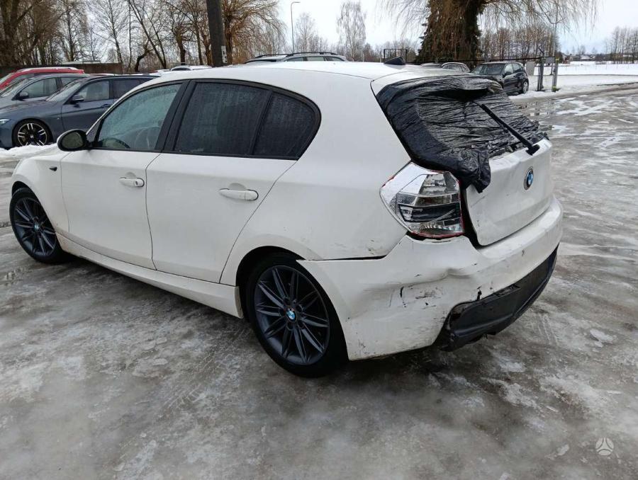 White BMW 118 2008 in Marijampole, with an engine capacity of 2.00 L and mileage of 396 thousand km for 3500 €, photo 4 on AUTOMOTO.COM.LV