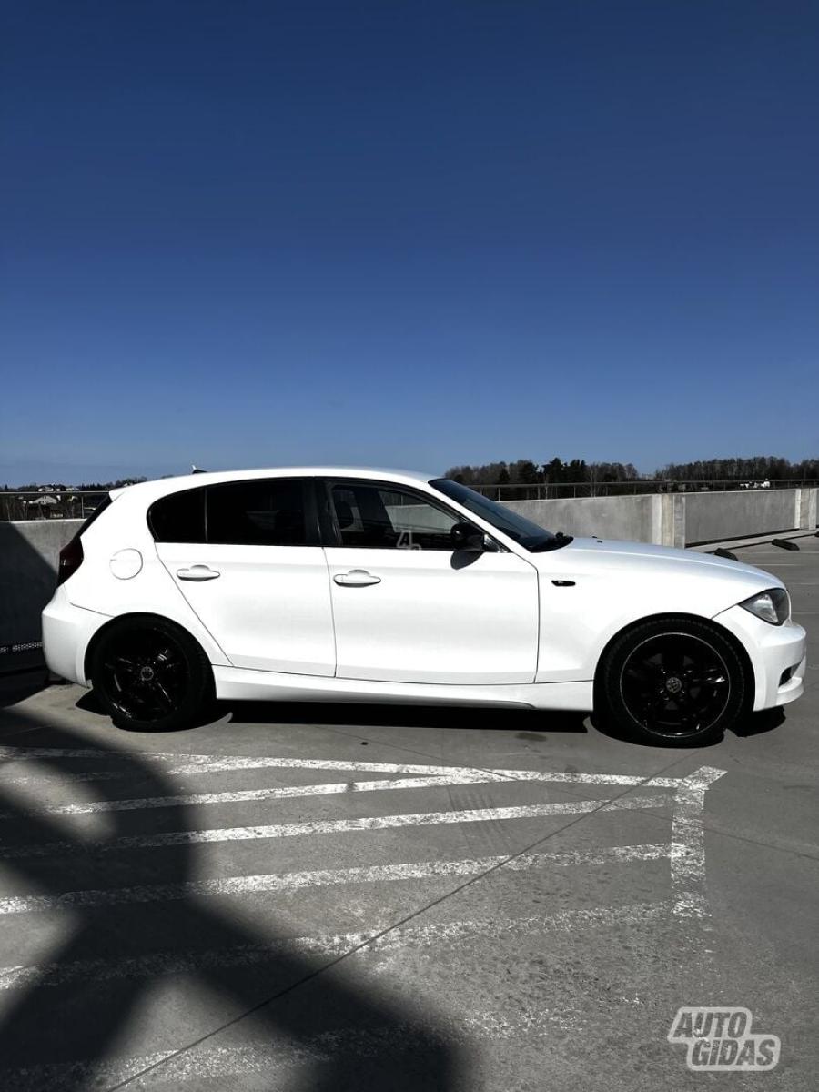 White BMW 118 2008 in Vilnius, with an engine capacity of 2.00 L and mileage of 284 thousand km for 3400 €, photo 7 on AUTOMOTO.COM.LV