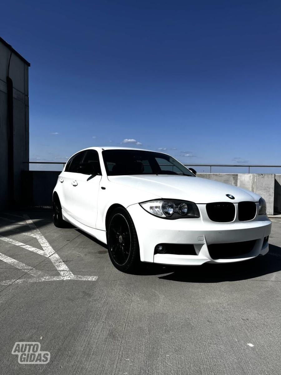 White BMW 118 2008 in Vilnius, with an engine capacity of 2.00 L and mileage of 284 thousand km for 3400 €, photo 8 on AUTOMOTO.COM.LV
